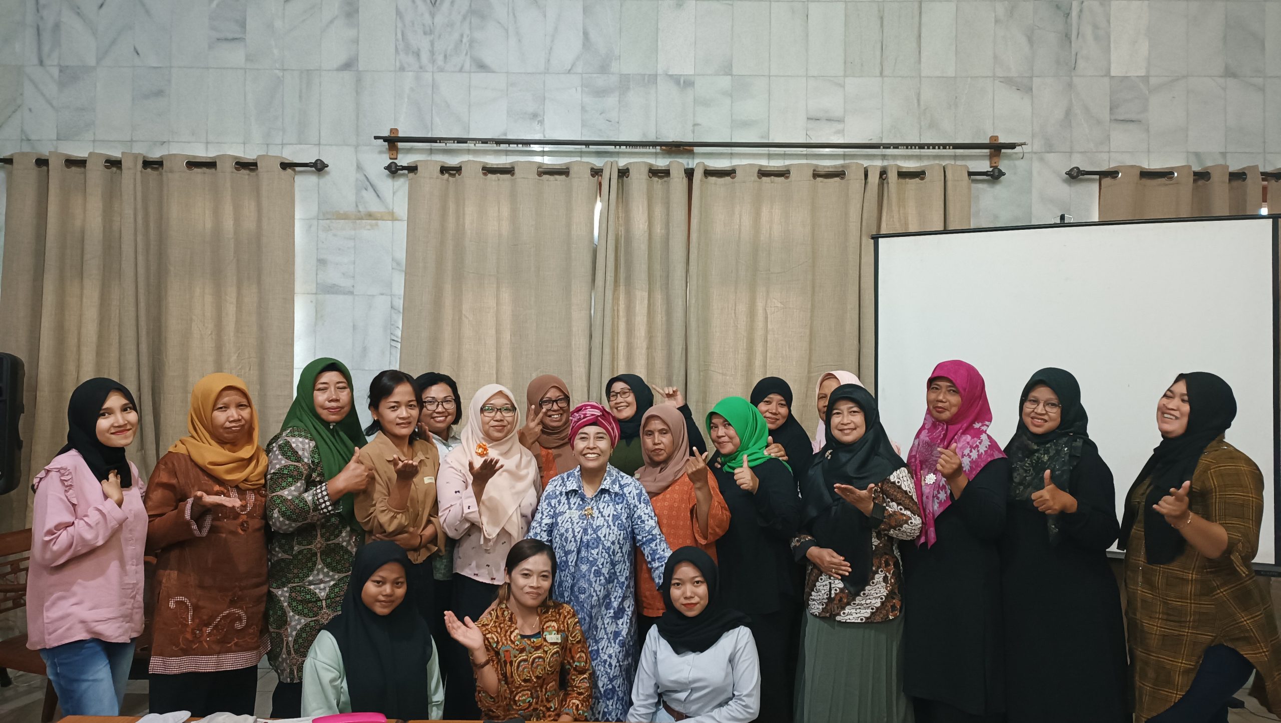 Pentingnya Penguatan Bagi Kepemimpinan Perempuan di Akar Rumput - Aman ...